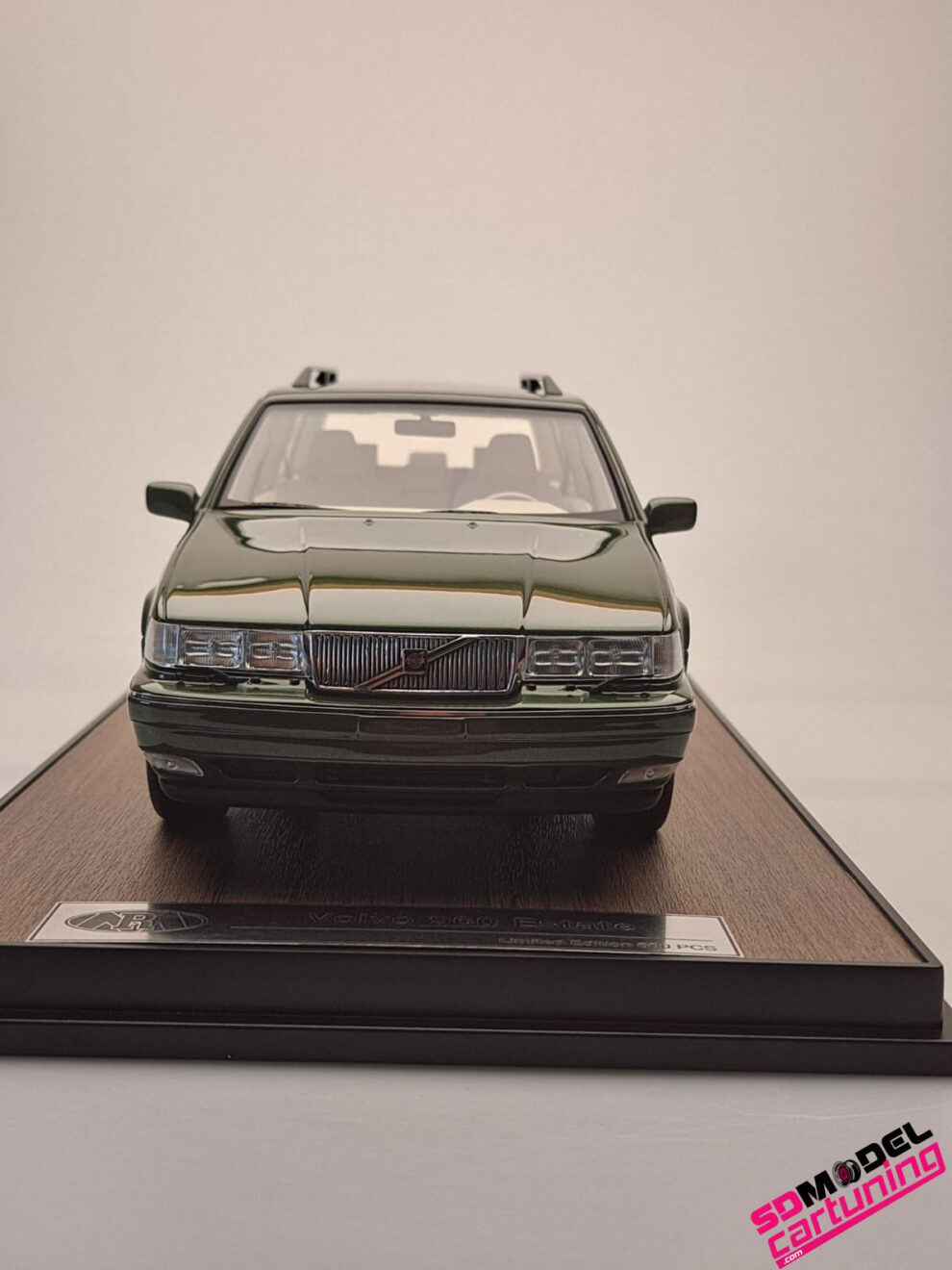 1:18 Volvo 960 Estate - Olive Green - Inclusief Luxe Vitrinebox ...