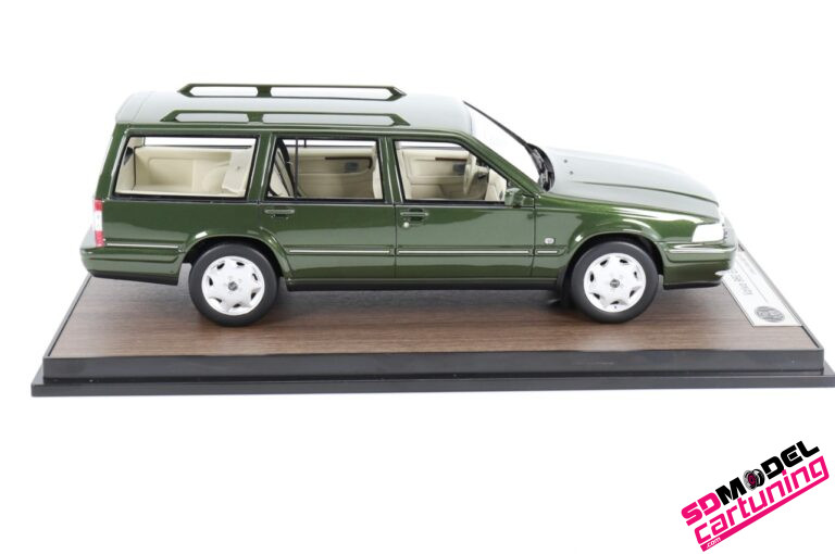 1:18 Volvo 960 Estate - Olive Green - Inclusief Luxe Vitrinebox ...