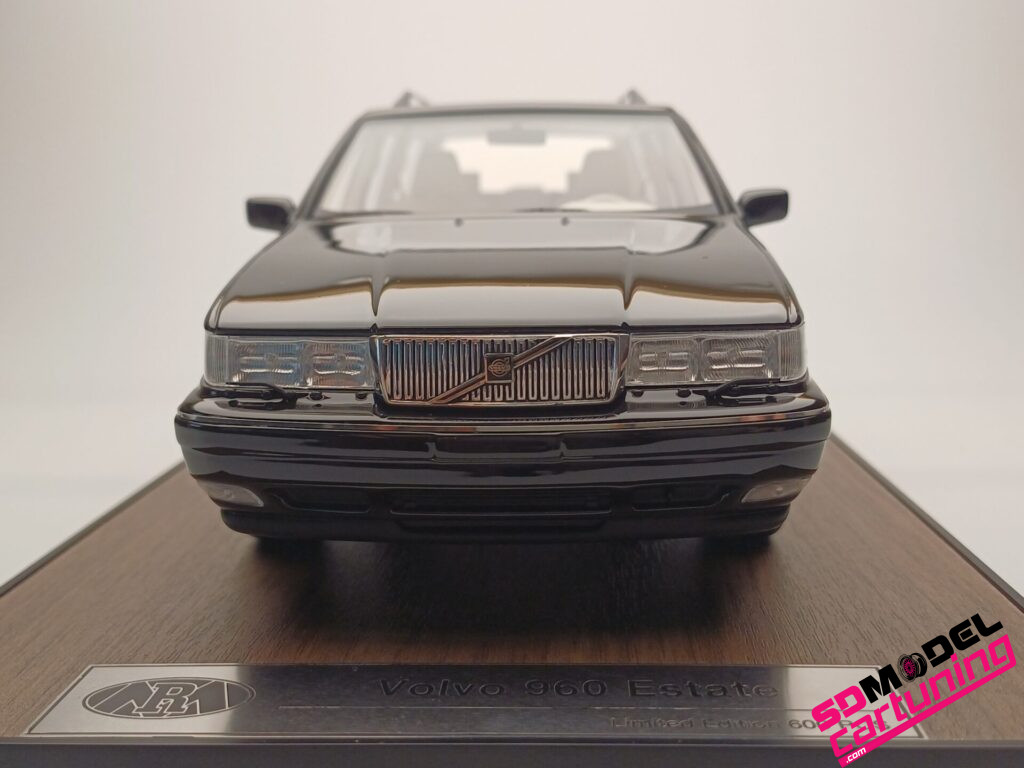 1:18 Volvo 960 Estate - Black - Includes deluxe baseplate and display ...