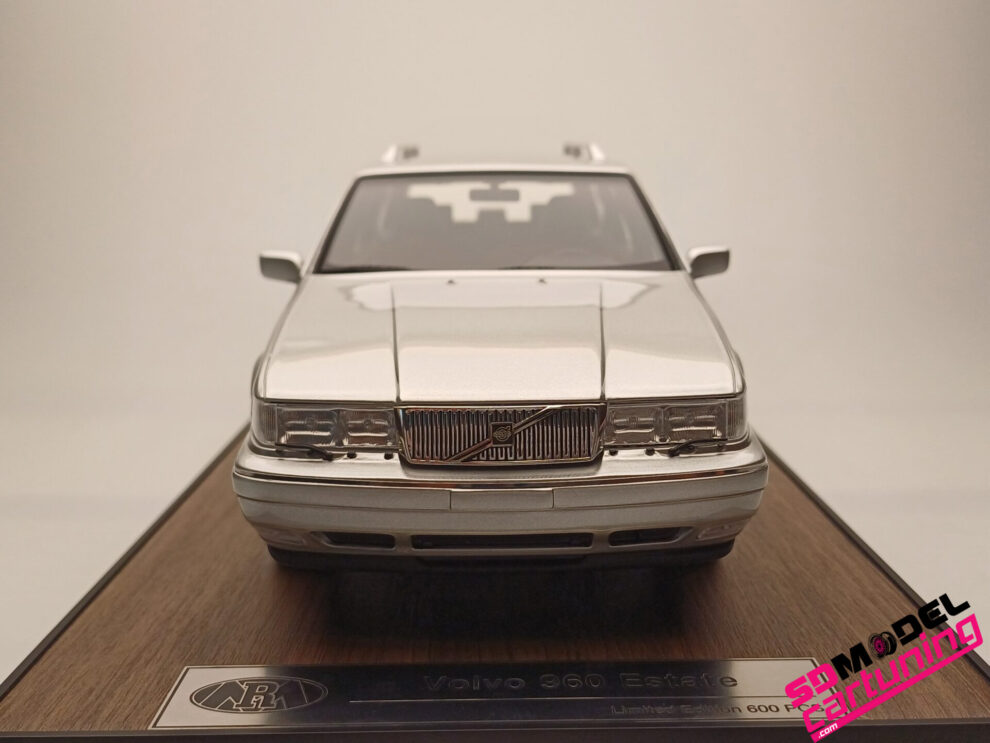 1:18 Volvo 960 Estate - Silver - Includes deluxe baseplate and display ...