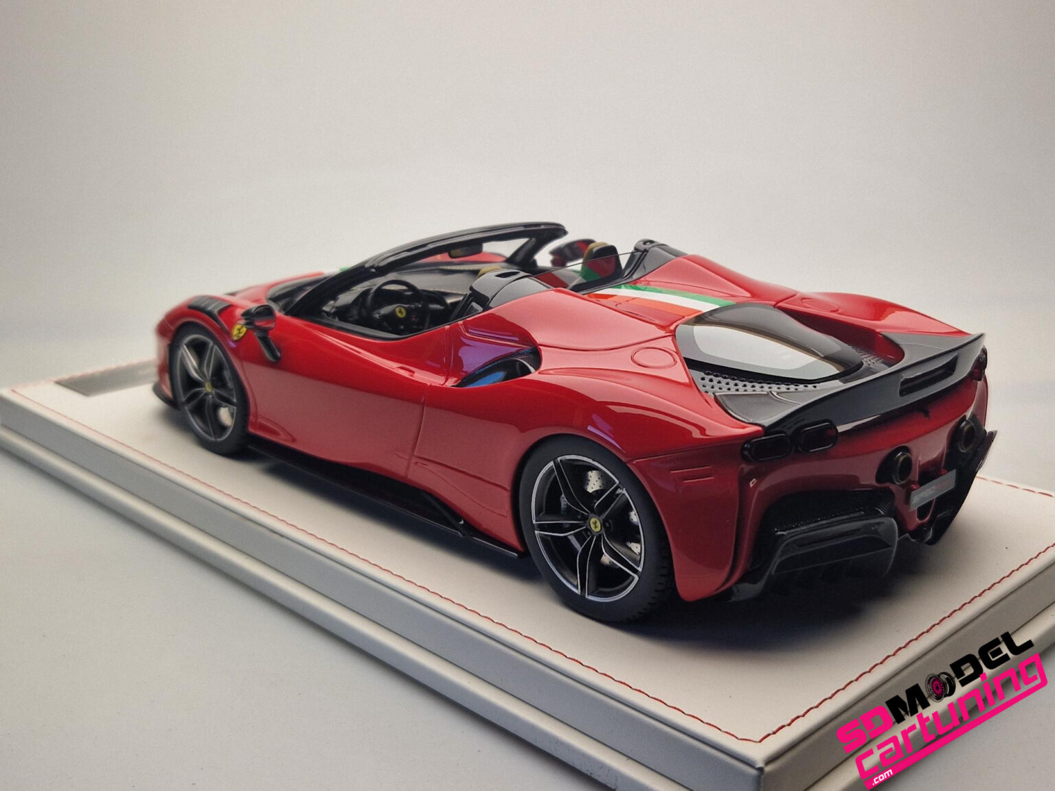 1:18 Ferrari SF90 Spider - Rood met Italy striping - SDmodelcartuning.com