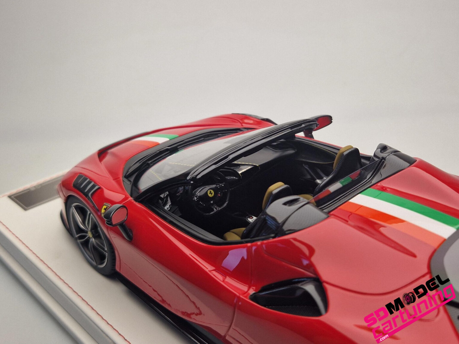 1:18 Ferrari SF90 Spider - Rood met Italy striping - SDmodelcartuning.com